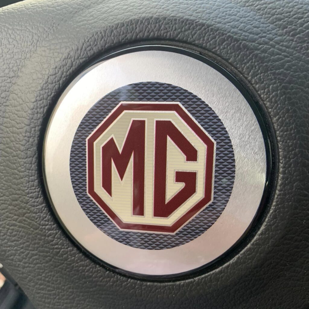 Badge Embleem MG voor op het stuur – ARO-07121SBA – ARO CarParts